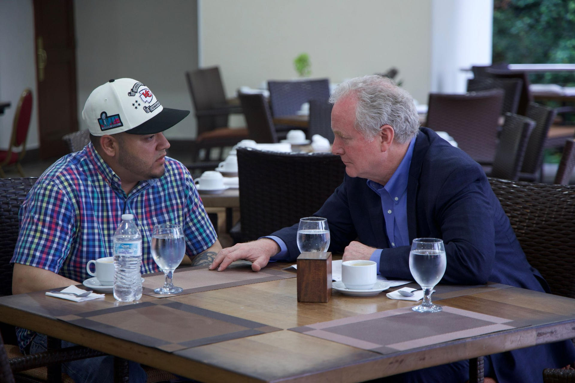 El senador estadounidense Van Hollen se reúne con el salvadoreño Kilmar ...